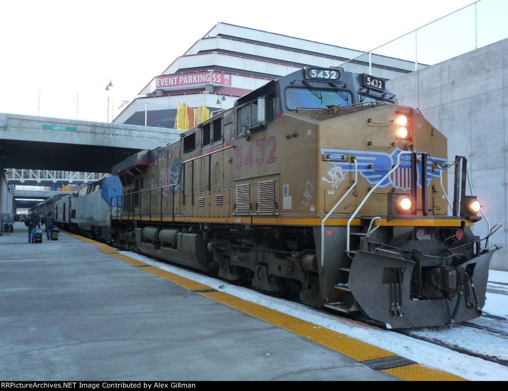 UP 5432 East, Amtrak #6 Leader